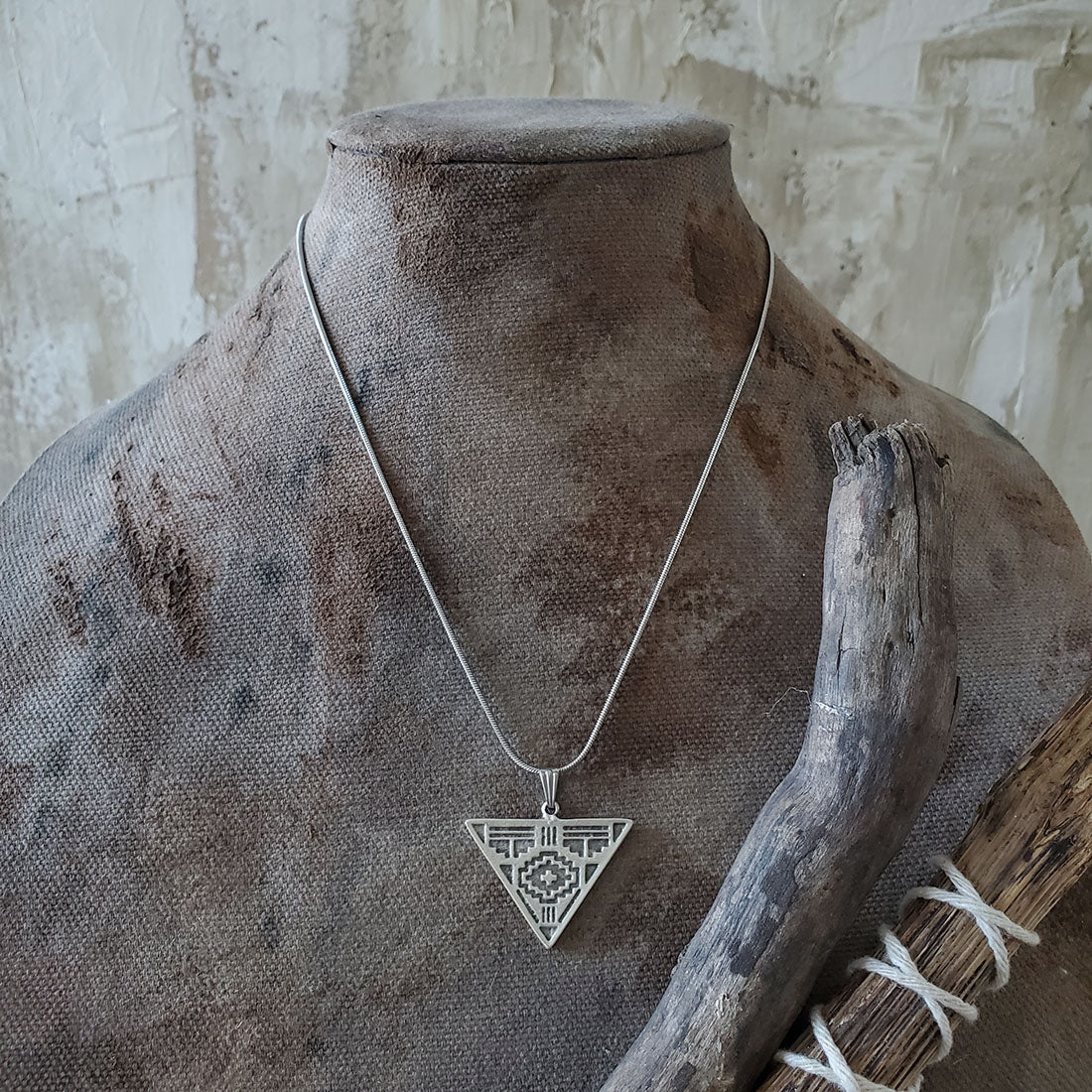 Triangle pattern necklace – koa kaya